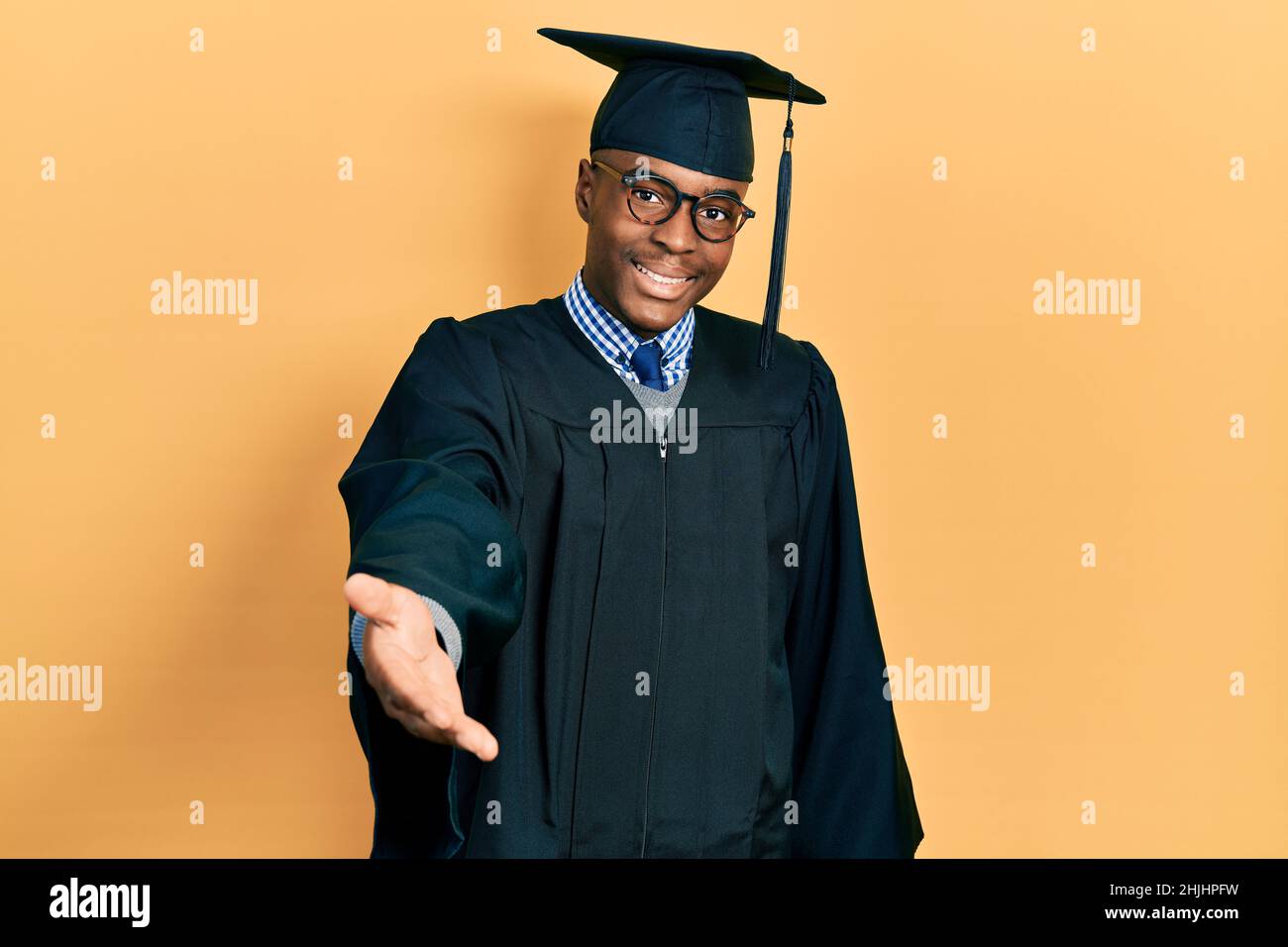 Graduation ceremony handshake hi-res stock photography and images - Alamy
