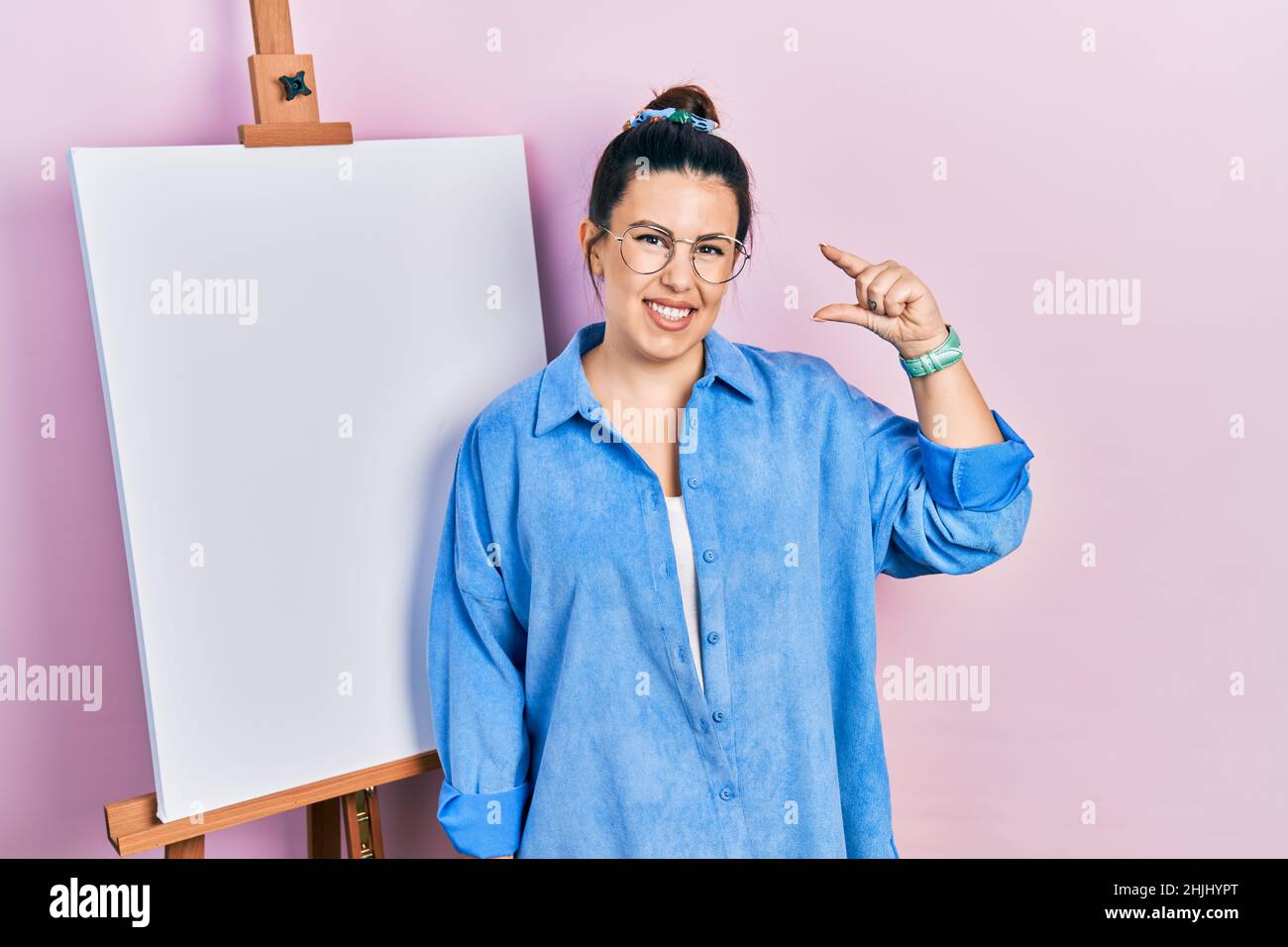 Artist measuring thumb hi-res stock photography and images - Alamy