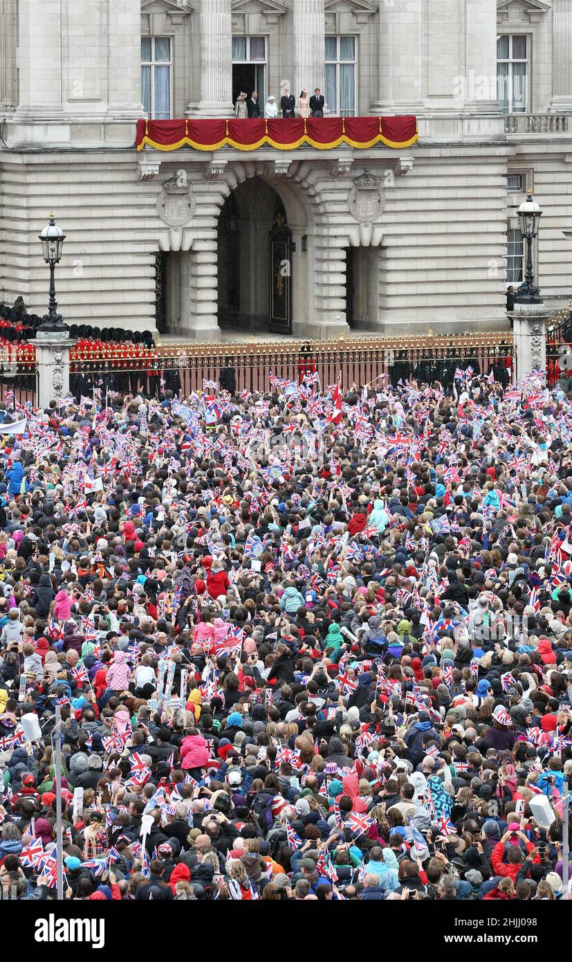 Buckingham palace crowds balcony 2012 hi-res stock photography and ...