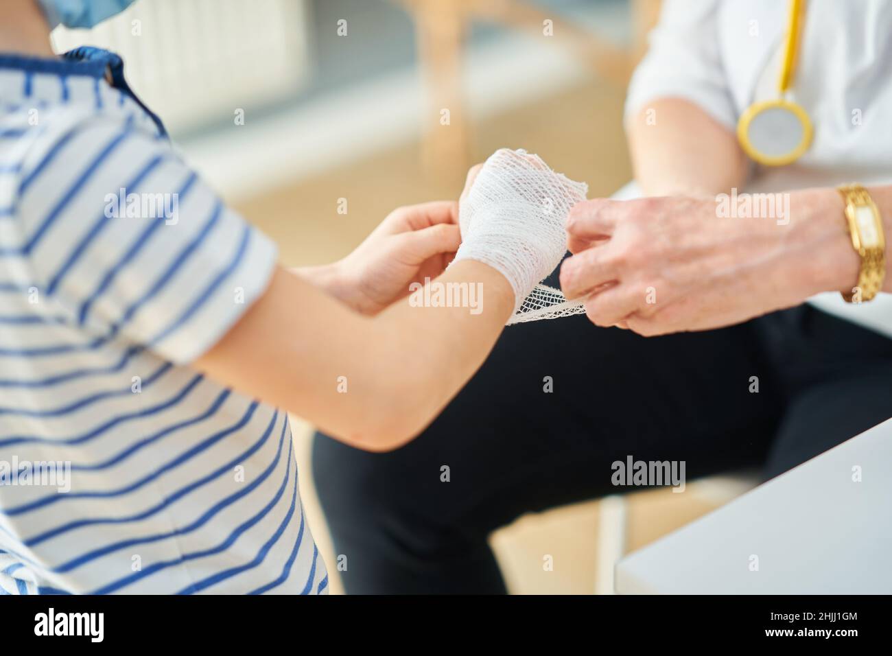 Doctor wrapping hi-res stock photography and images - Alamy