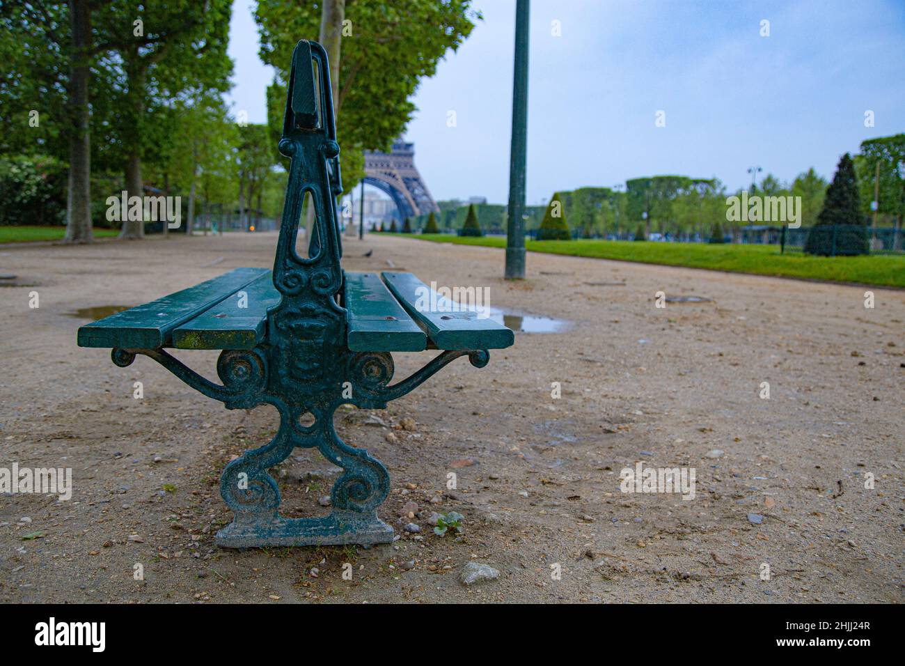 A green park bench in a pasian park below the Eiffel Tower Stock Photo ...