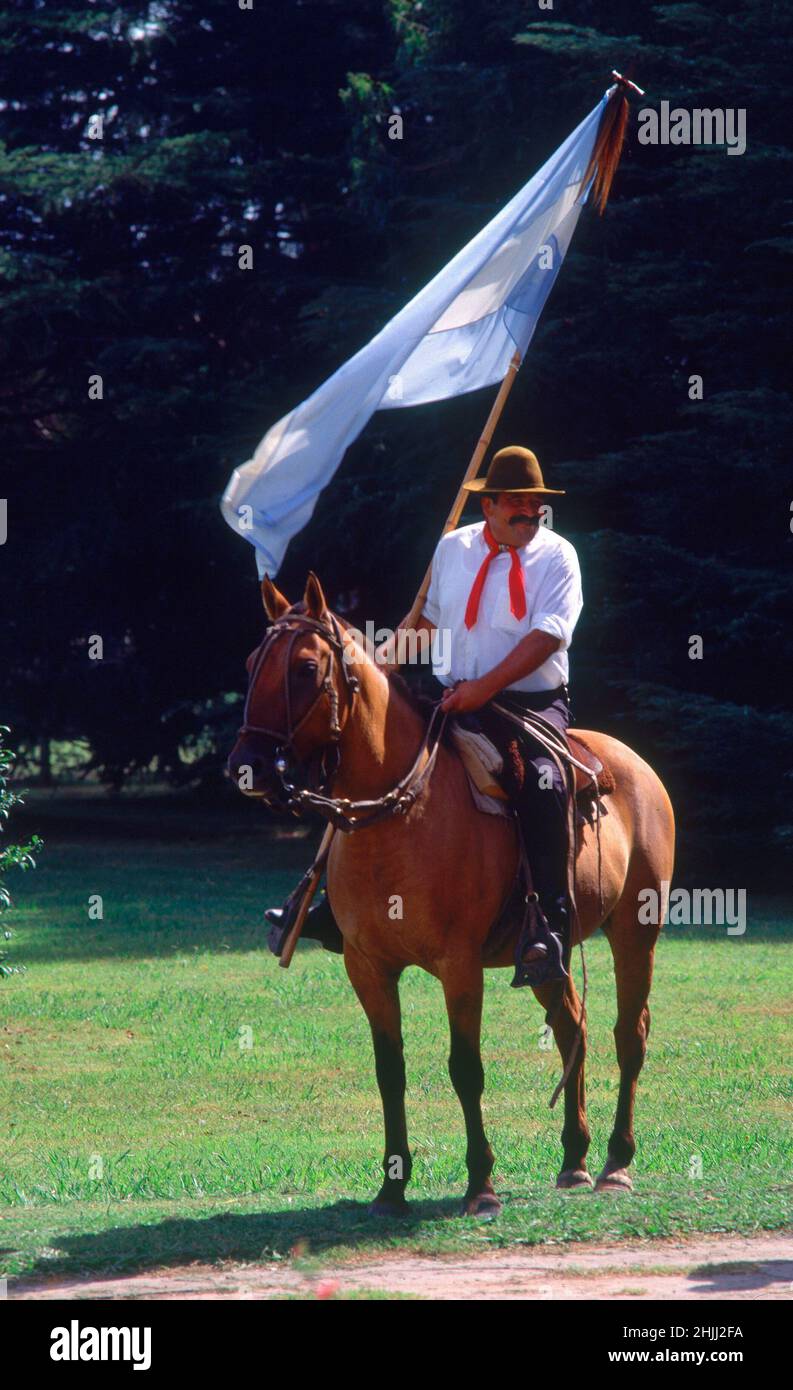 JUEGO DE BOLEA-GAUCHO A CABALLO CON BANDERA. Location: Hacienda. PAMPA ...