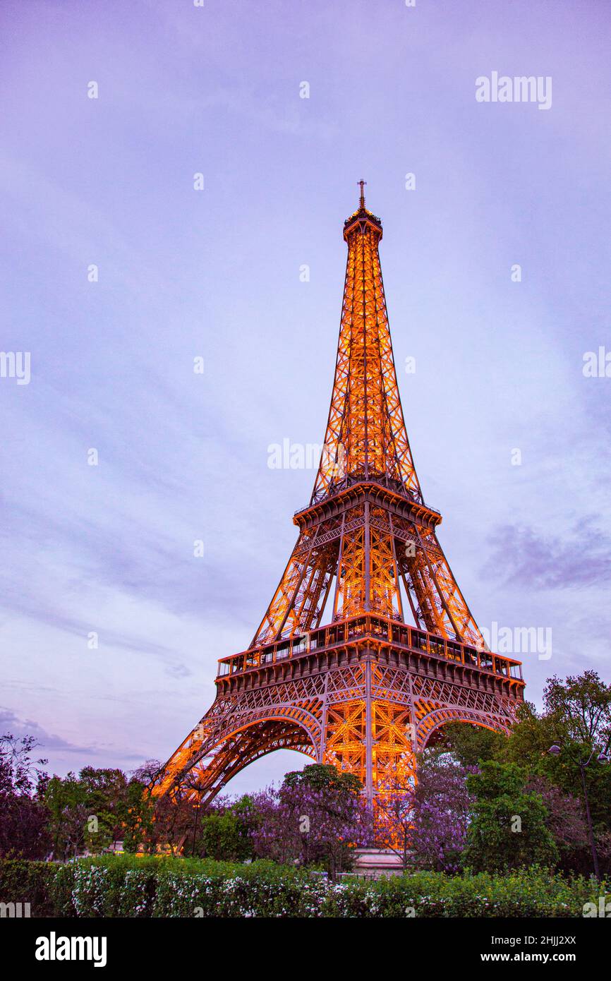 Lit up Eiffel Tower at Dusk in Paris Stock Photo - Alamy Lit up Eiffel Tower at Dusk in Paris Stock Photo - Alamy