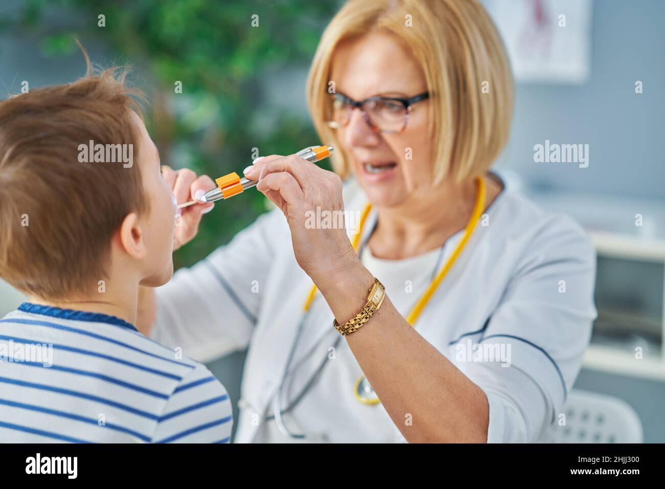 Happy kids doctor hi-res stock photography and images - Alamy