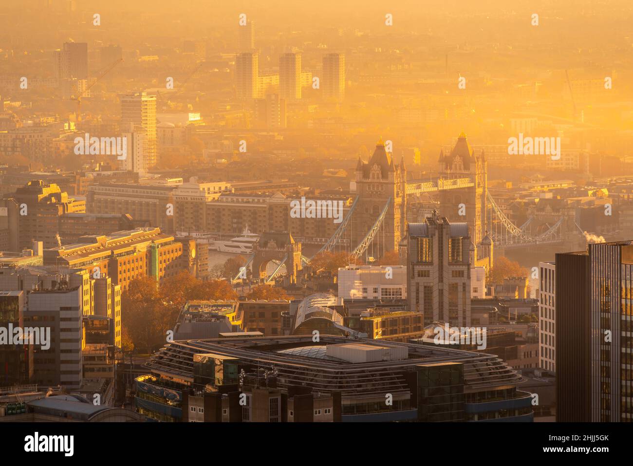 London golden hour sky hi-res stock photography and images - Alamy
