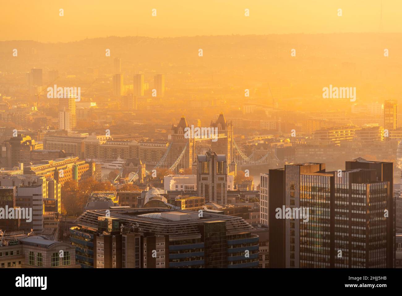 London golden hour sky hi-res stock photography and images - Alamy