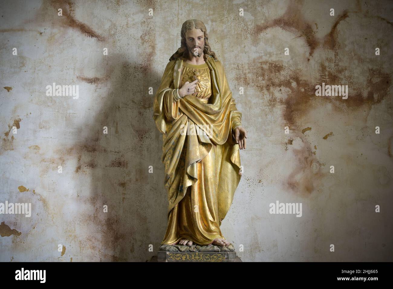 View statue church in hi-res stock photography and images - Alamy