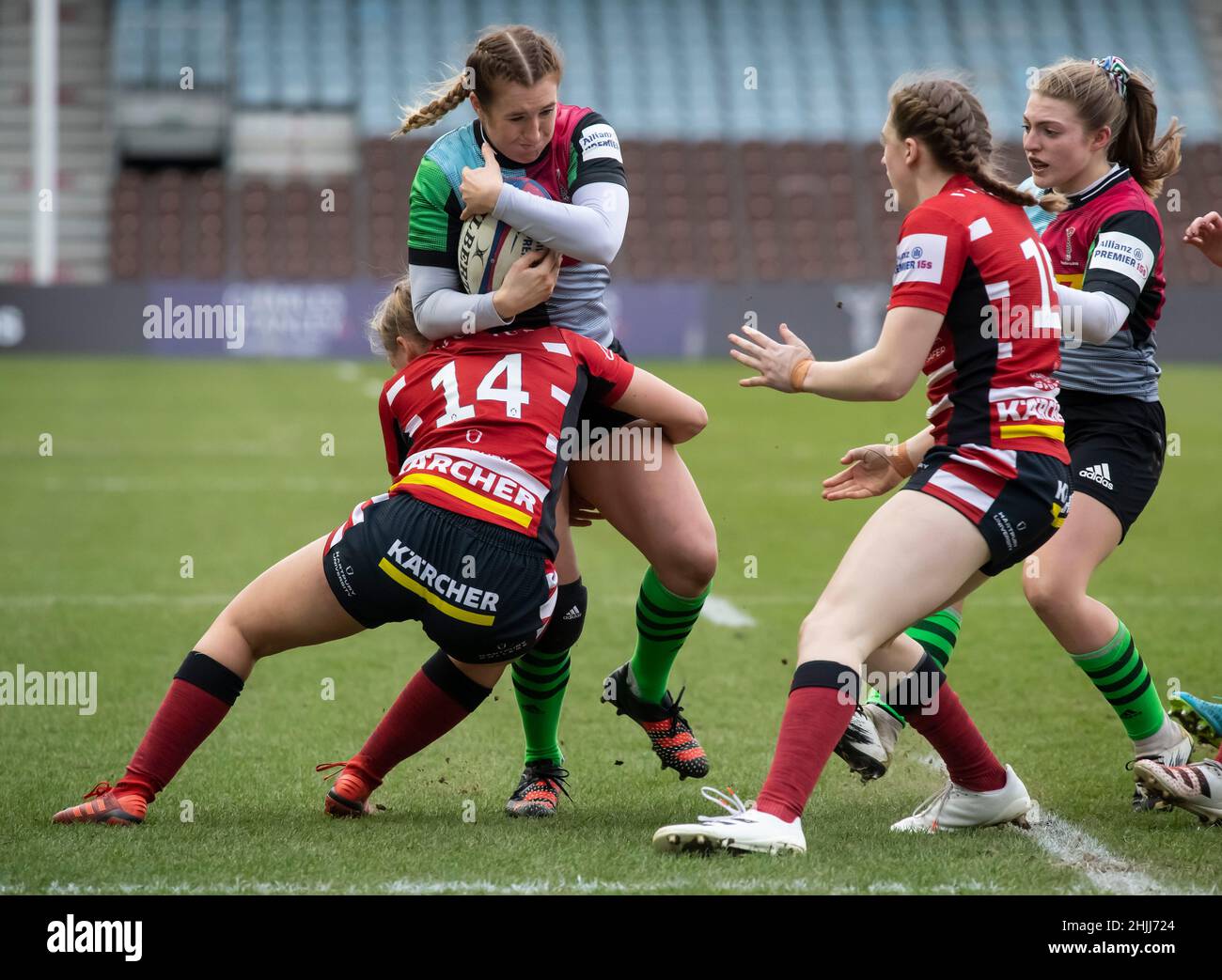 TWICKENHAM - ENGLAND 29 JAN 22: Sophie Tandy (Gloucester) tackles Izzy ...