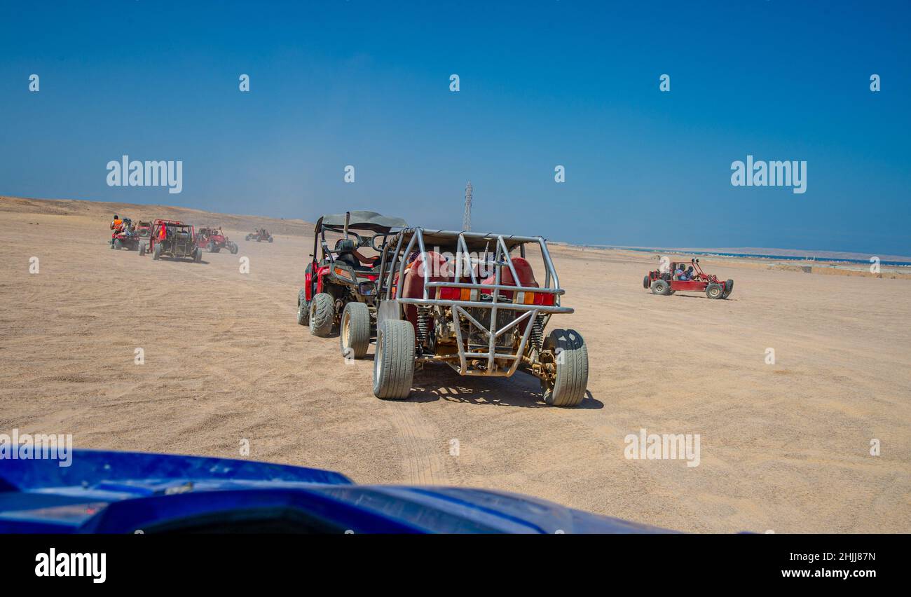 Tourism tourists egypt desert hot hi-res stock photography and images ...