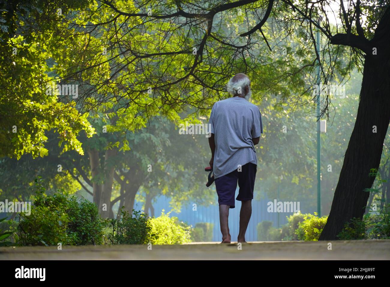 Old male alone hi-res stock photography and images - Alamy