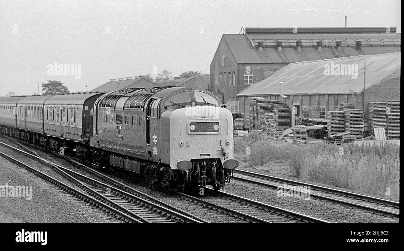 Kings cross train buffers hi-res stock photography and images - Alamy