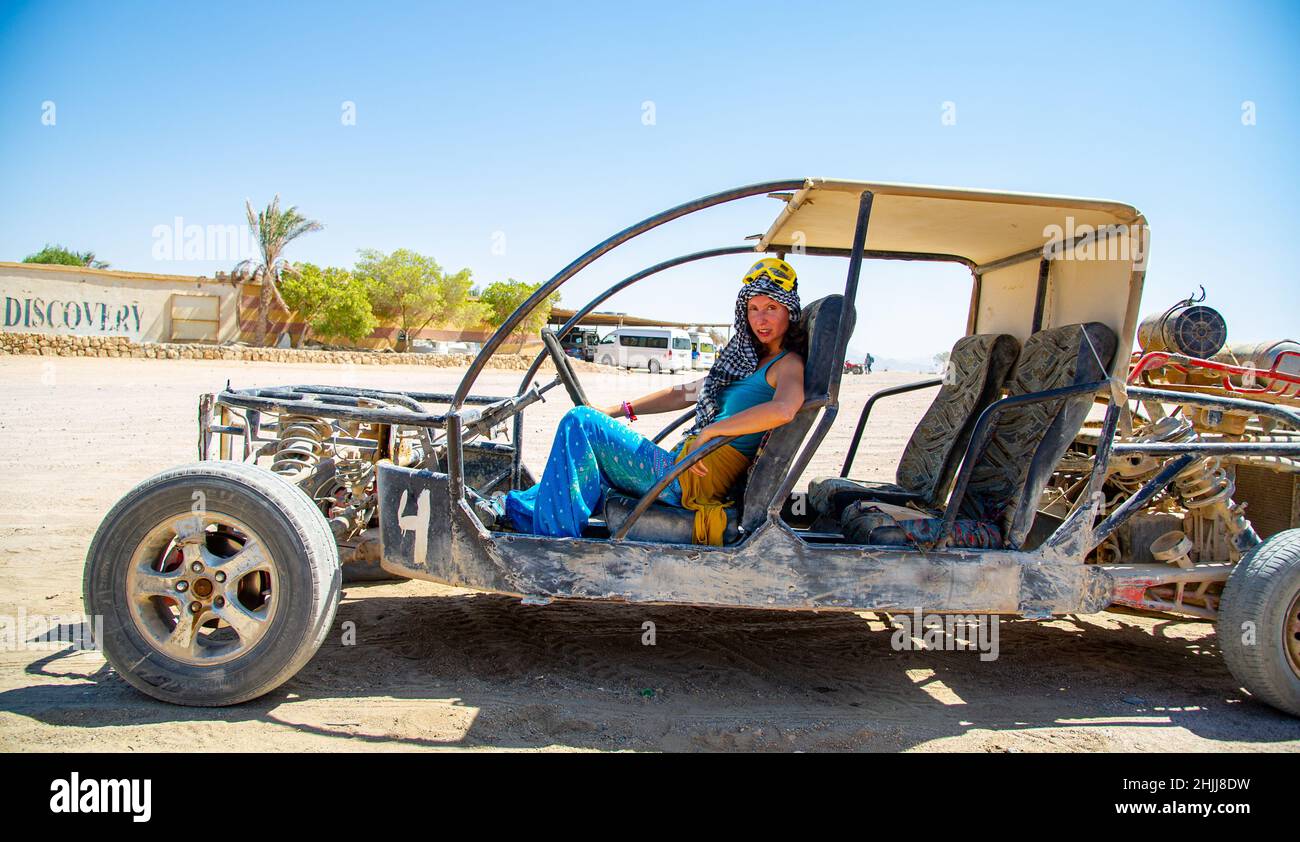 Tourism tourists egypt desert hot hi-res stock photography and images ...