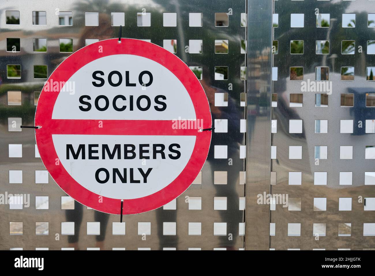 Members only sign entrance hi-res stock photography and images - Alamy