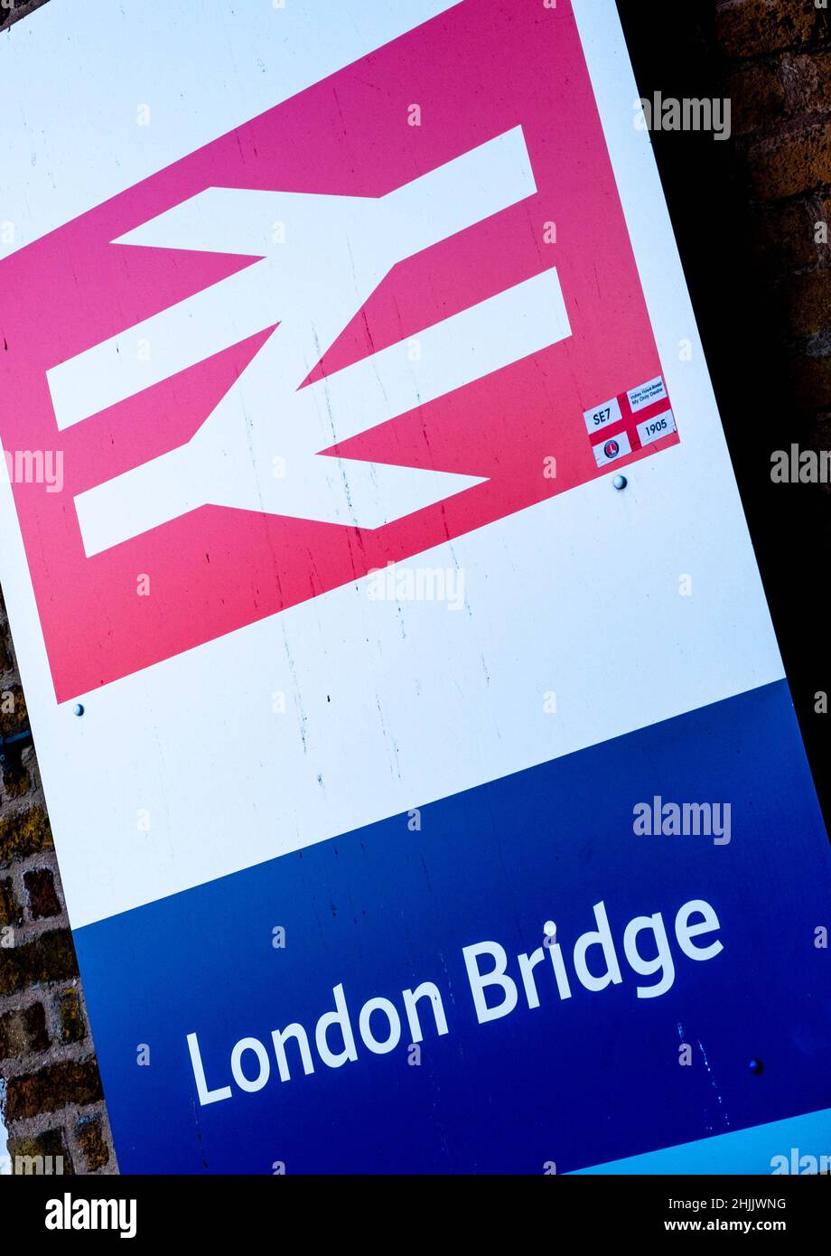 London bridge station sign hi-res stock photography and images - Alamy