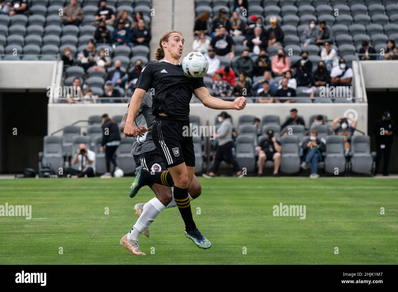 Football forward pass hi-res stock photography and images - Alamy