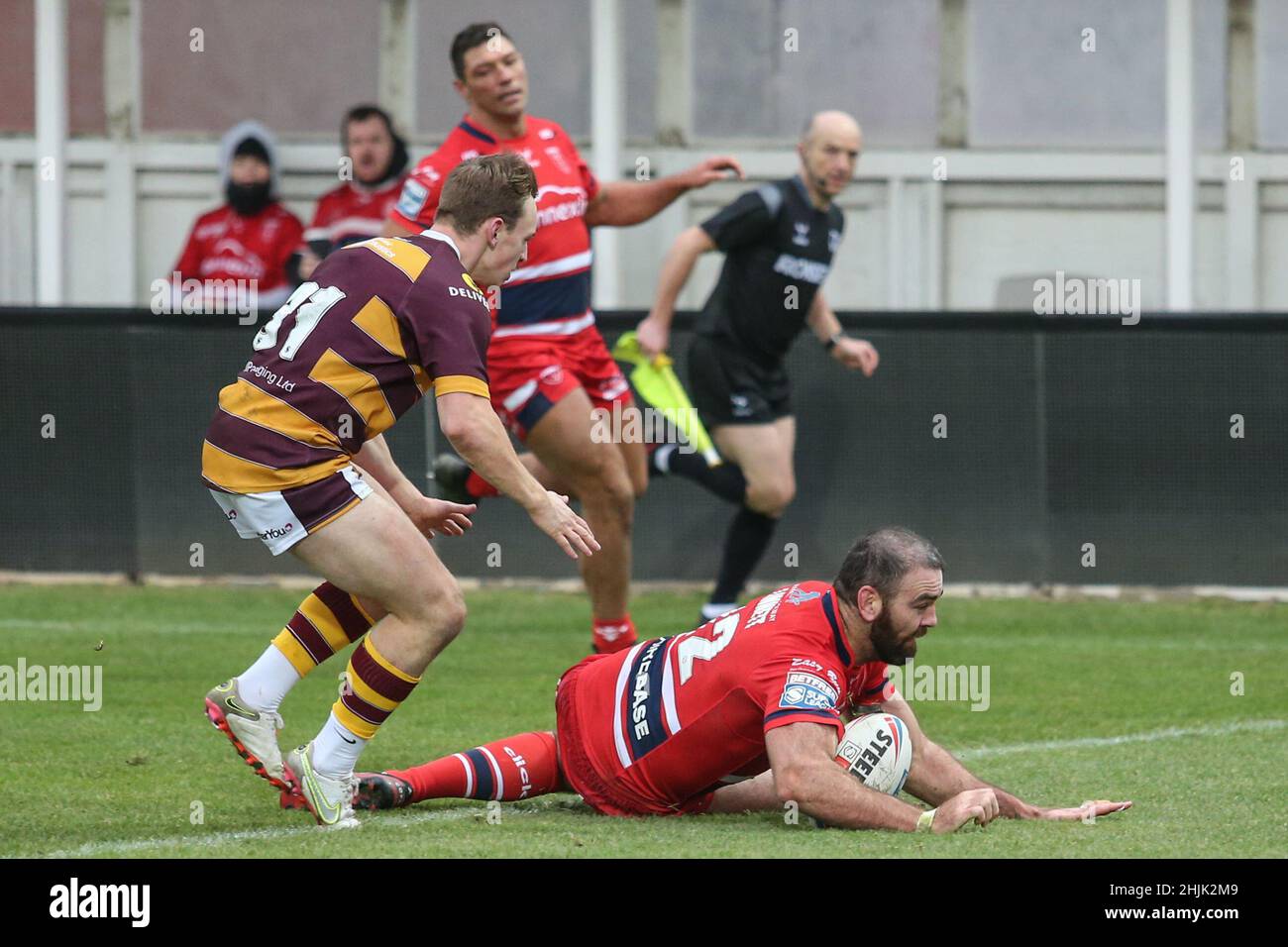 Kane Linnett (12) of Hull KR goes over for a try Stock Photo - Alamy
