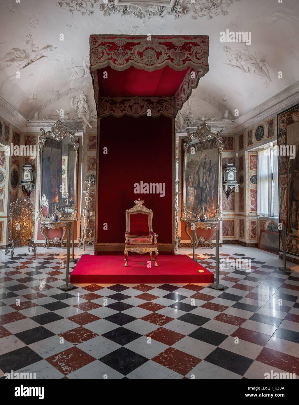 Throne hall building hi-res stock photography and images - Alamy