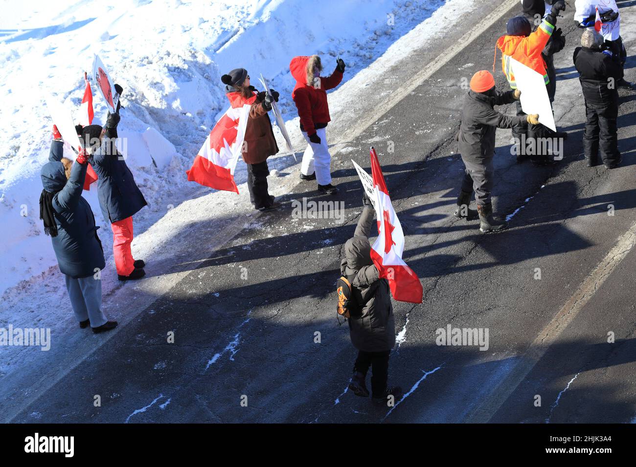 Freedom Convoy 2022 trucks moving down highway 417 towards Ottawa to ...