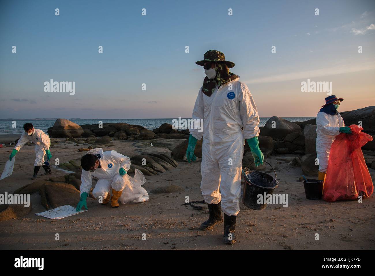 Workers clean oil spills hi-res stock photography and images - Alamy