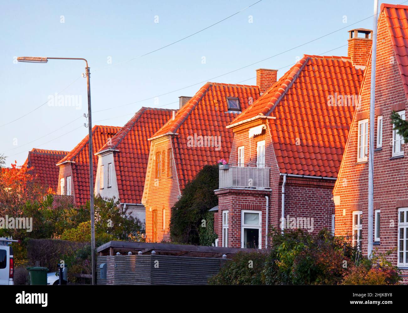 Row of suburban houses hi-res stock photography and images - Alamy