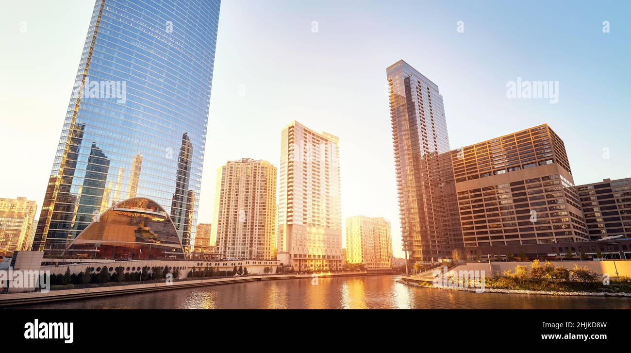 Chicago skyline sunset hi-res stock photography and images - Alamy