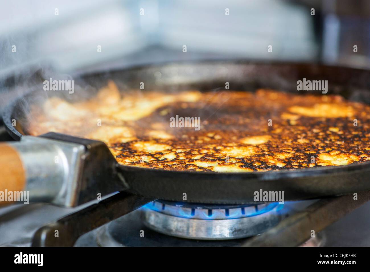 Hot frying pan hi-res stock photography and images - Alamy