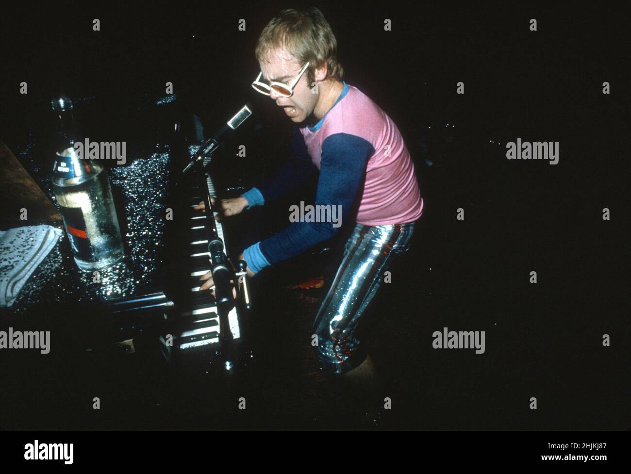 Elton john 1970s hi-res stock photography and images - Alamy