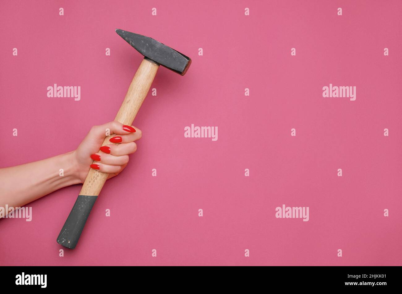 Female hand holding hammer hi-res stock photography and images - Alamy