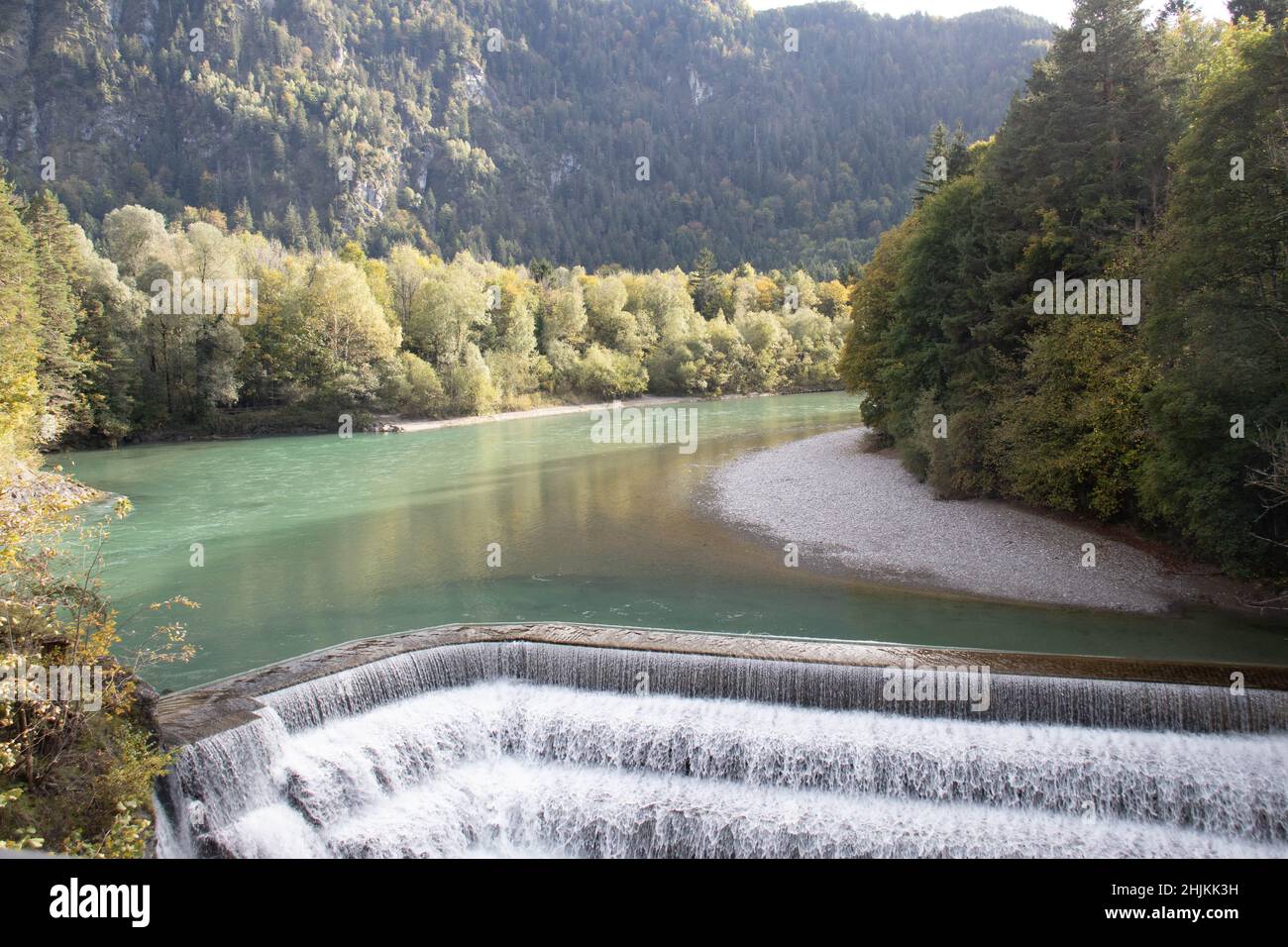 In wenigen Stufen fleißt das Wasser der Lech an diesem Wasserfall in ...