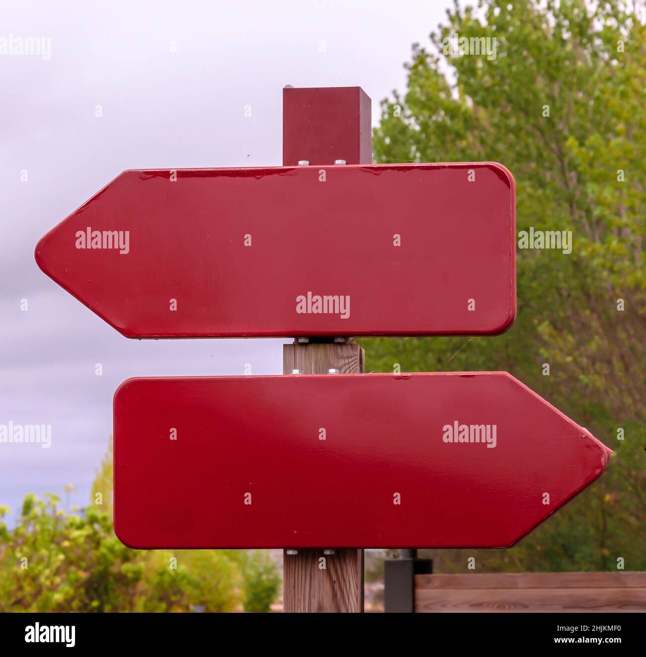 Sign red arrow pointing left hi-res stock photography and images - Alamy