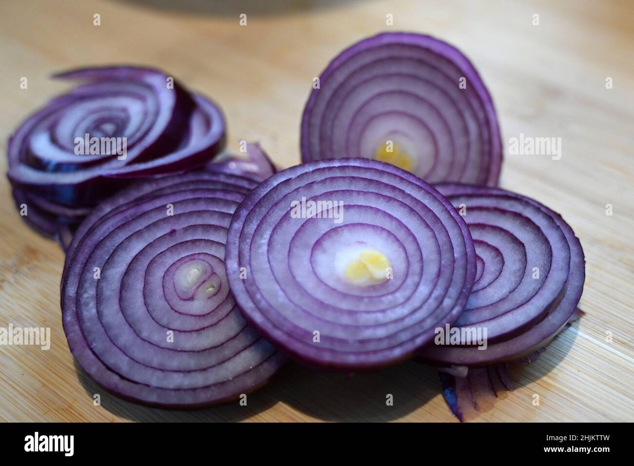 Red onions for cooking hi-res stock photography and images - Alamy