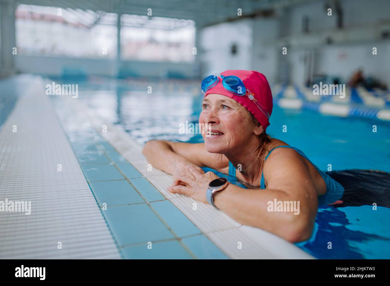 Woman leaning at the edge of swimming pool hi-res stock photography and ...