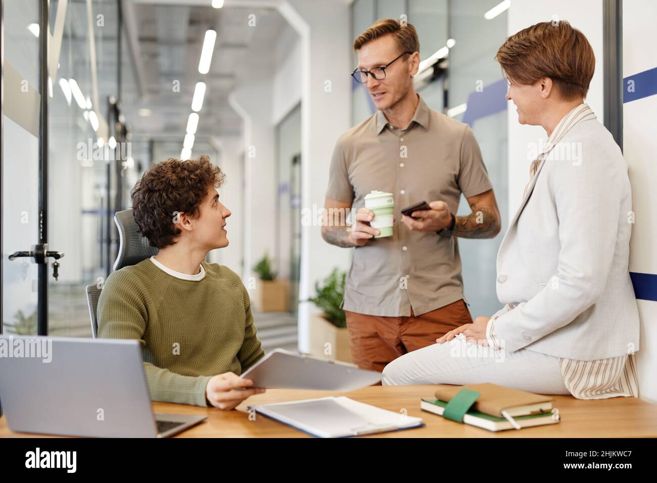 Employee intern office hi-res stock photography and images - Alamy