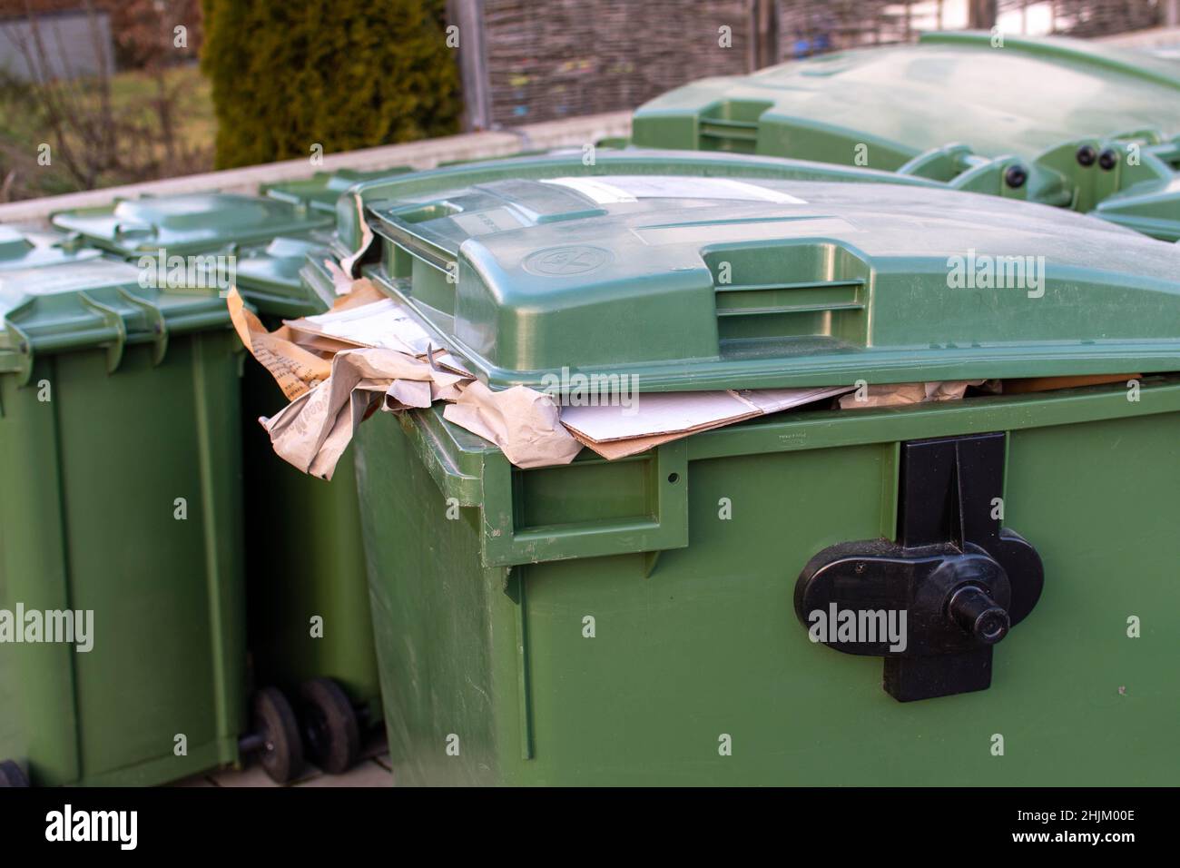 Overfilled garbage basket hi-res stock photography and images - Alamy