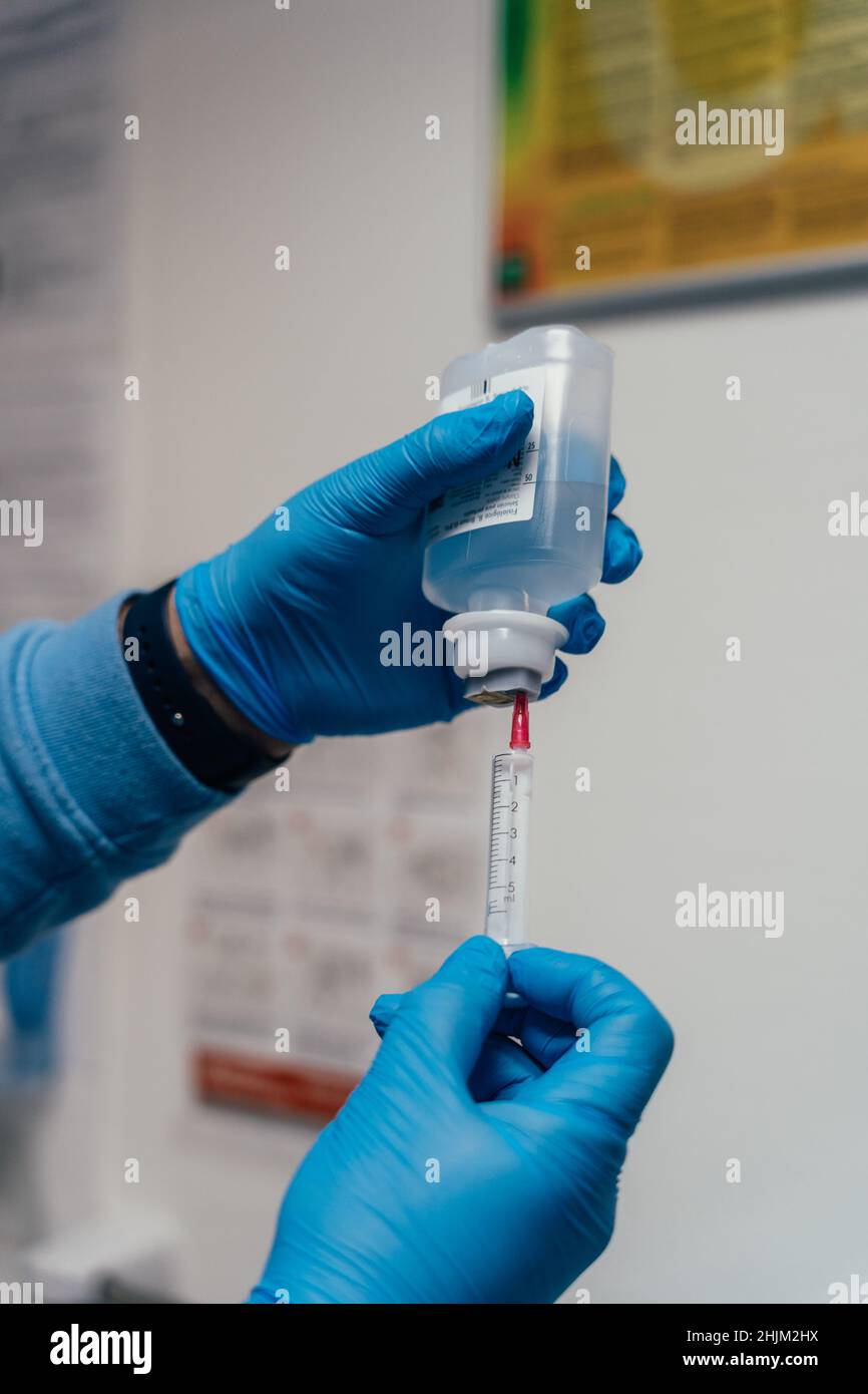Draw up syringe hi-res stock photography and images - Alamy