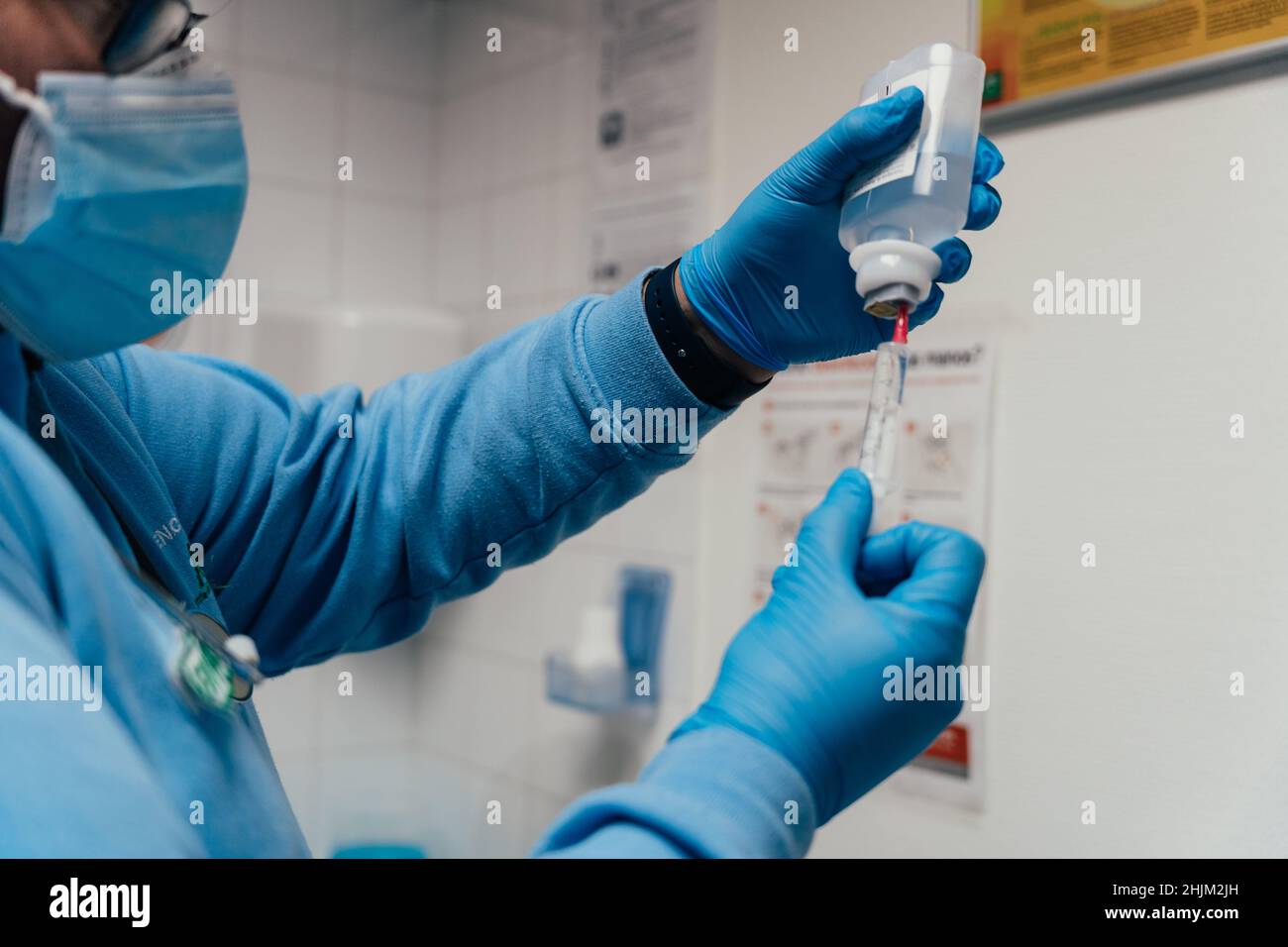 Nurse using syringe hi-res stock photography and images - Alamy