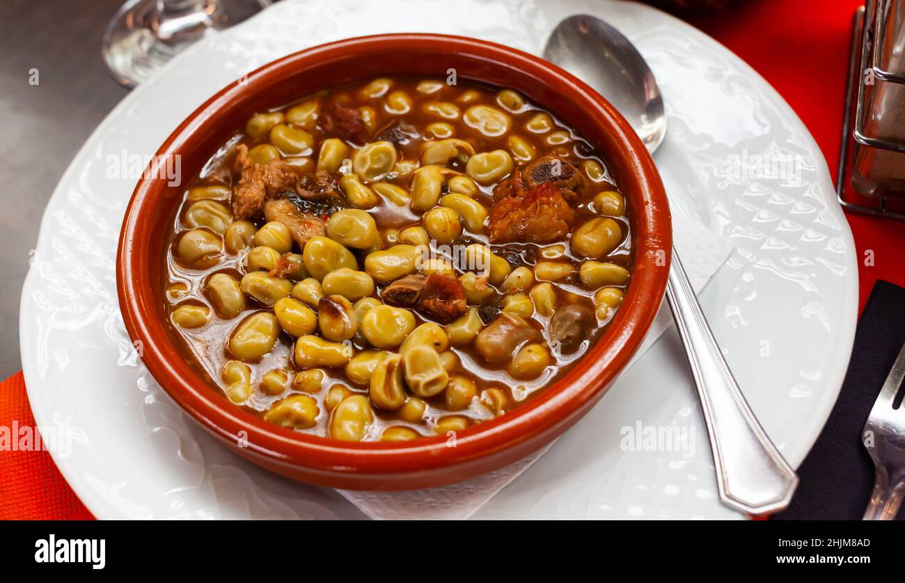 Top view of Catalan stewed beans with butifarra sausage Stock Photo - Alamy