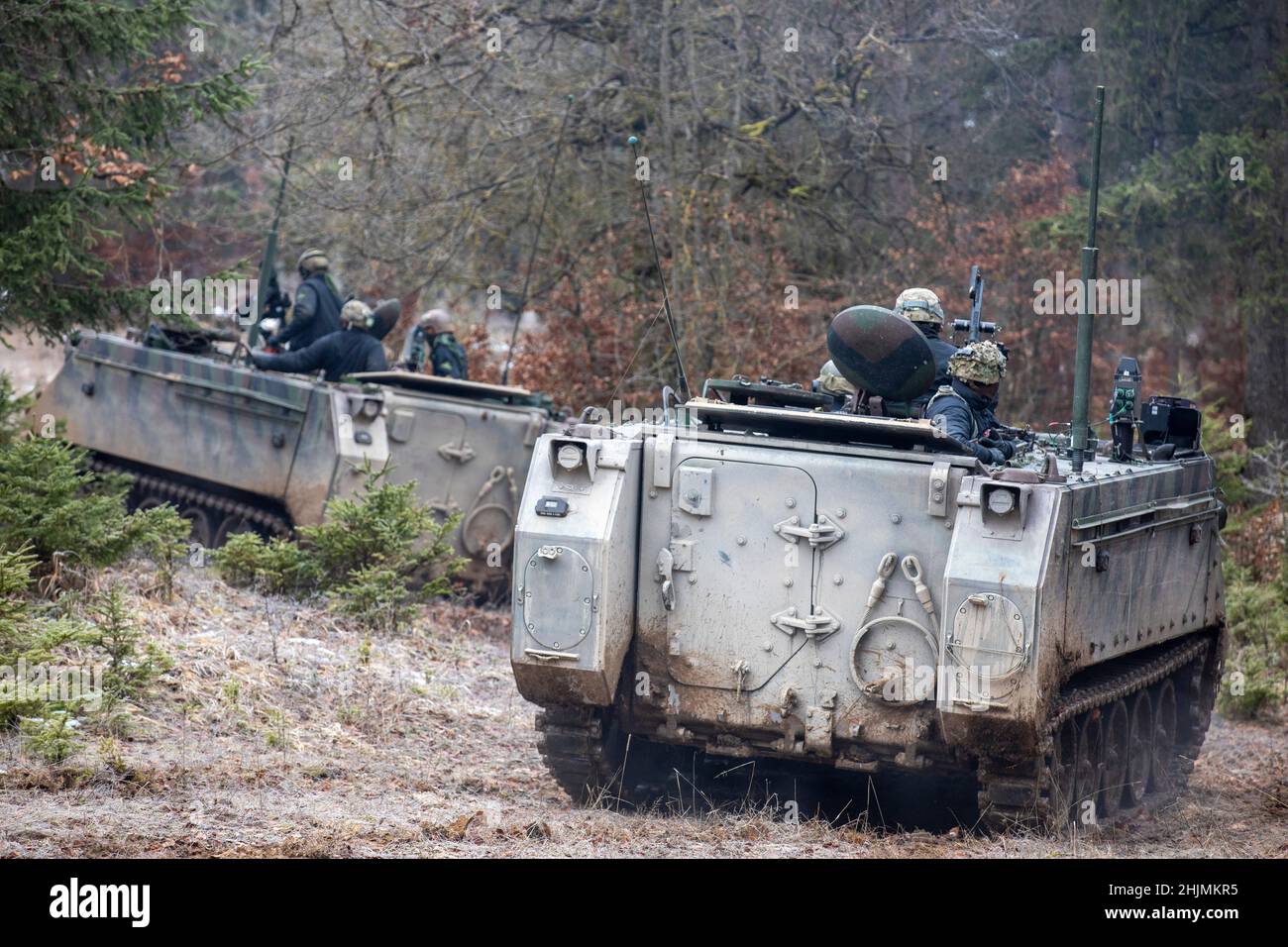 U.S. Army Soldiers assigned to 1st Battalion, 4th Infantry Regiment ...