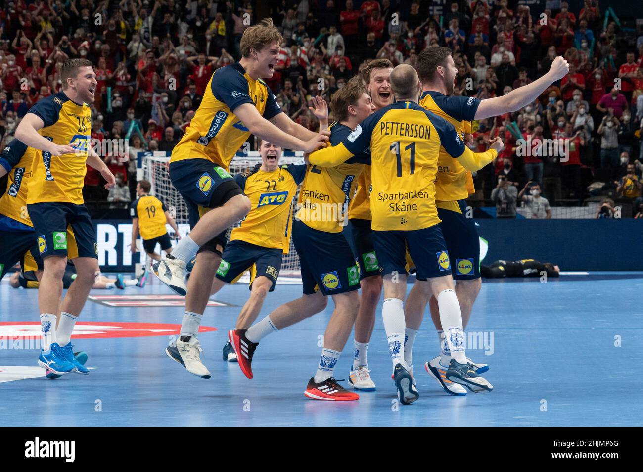 Budapest. 30th Jan, 2022. Team Sweden celebrate their victory after the ...