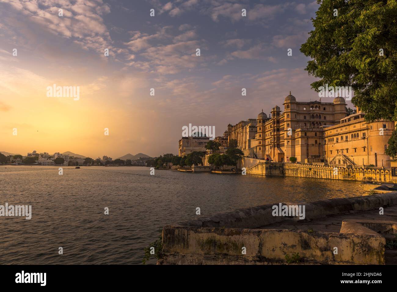 Udaipur City Palace and the Lake Pichola at sunset in Udaipur ...