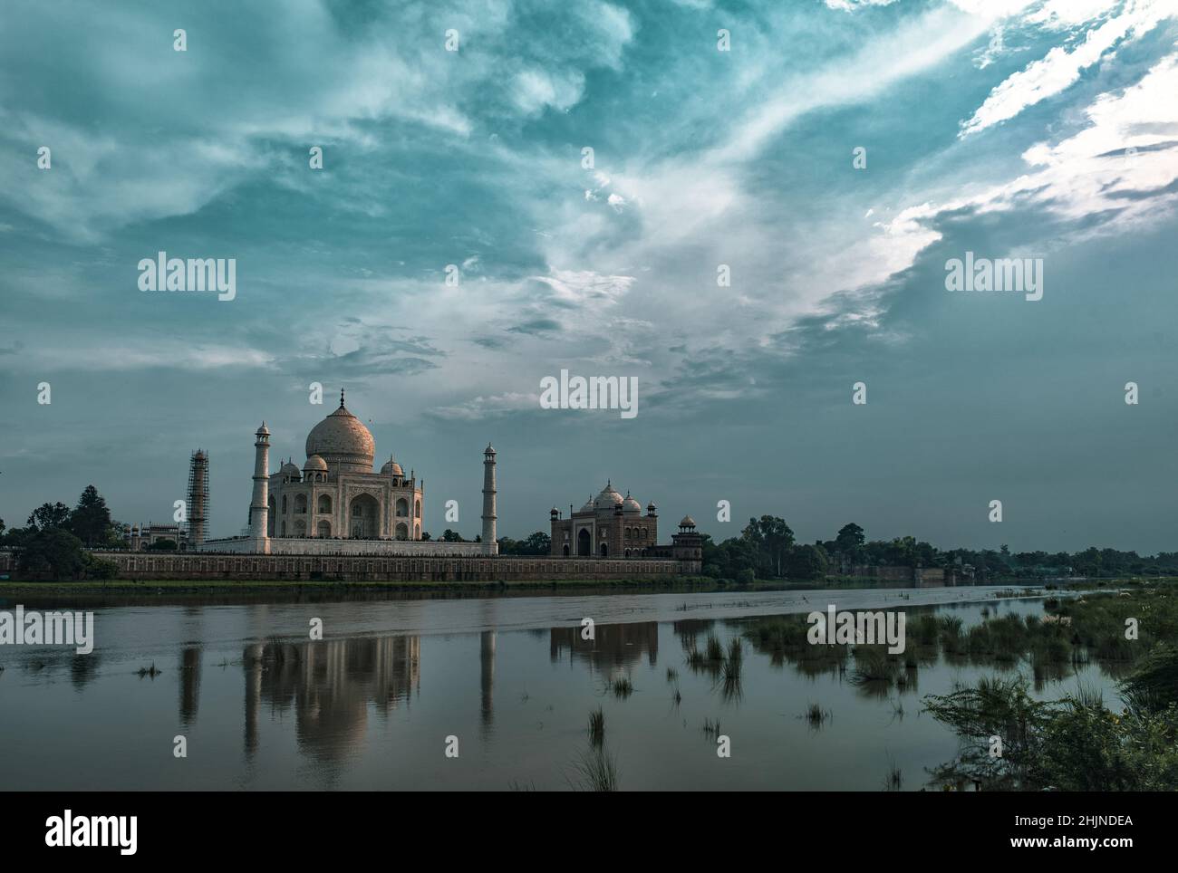 Ivory-marble mausoleum of the Taj Mahal and the Yamuna River in Agra ...