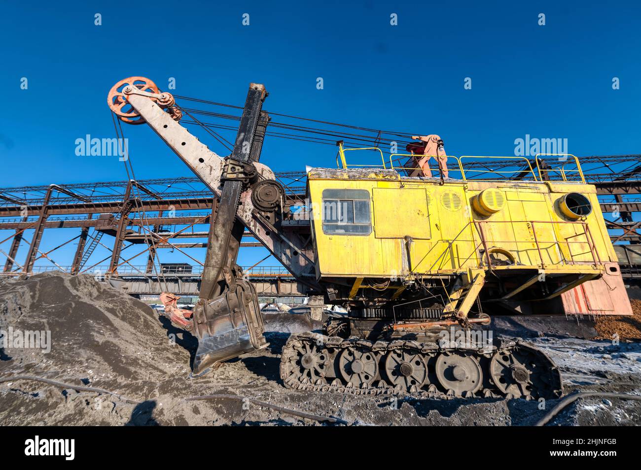 Old rope excavator earthmoving machine Stock Photo - Alamy