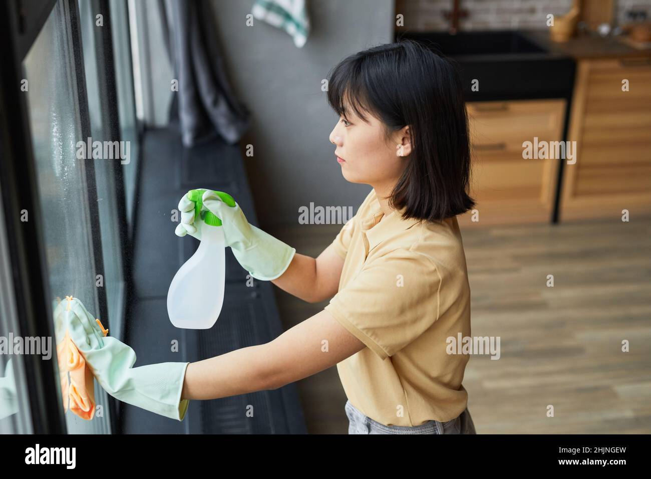 Women cleaning windows hi-res stock photography and images - Alamy