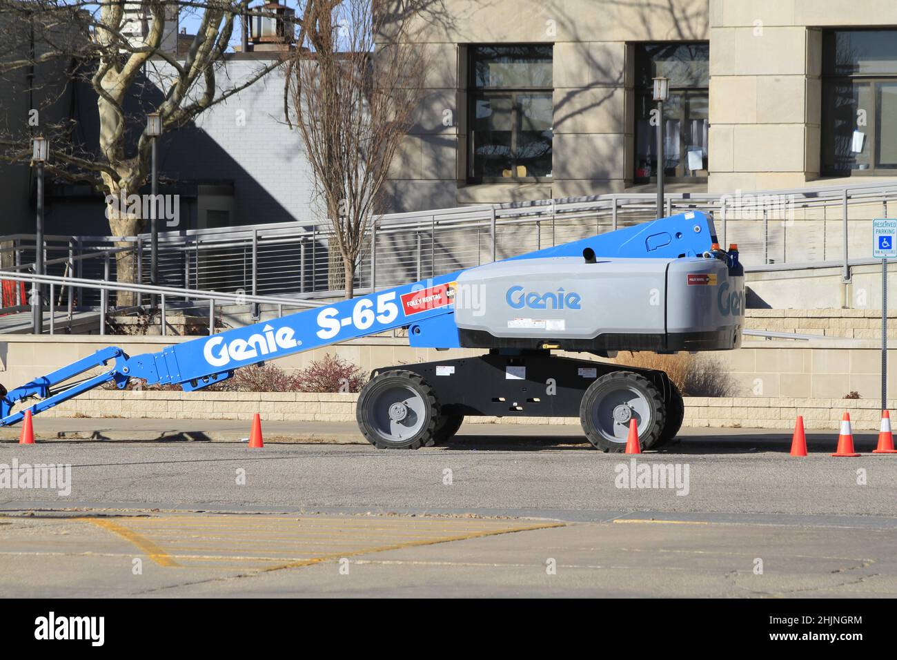 GENIE HIGH LIFT in the street by a Court House Stock Photo - Alamy