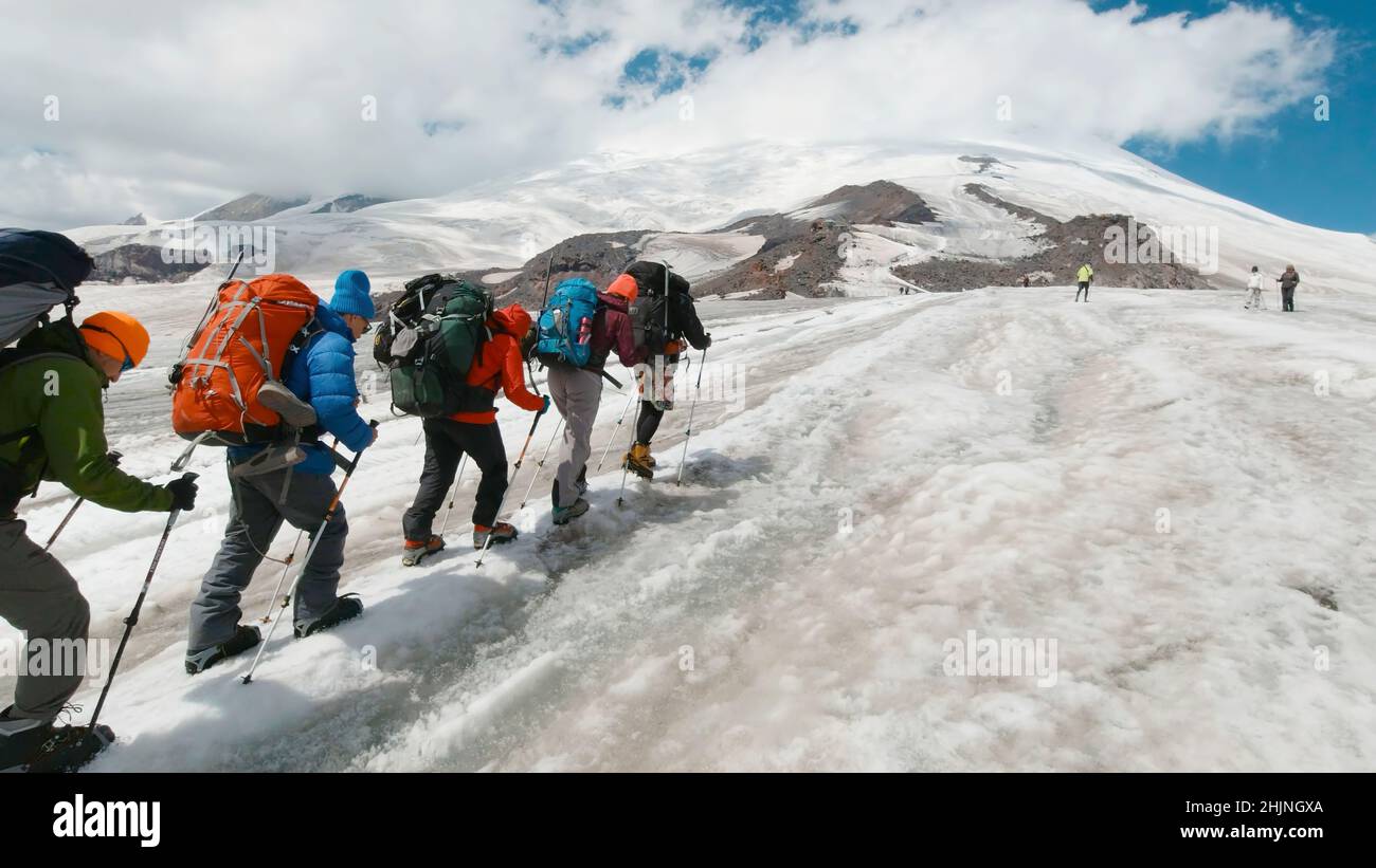 Everest climbers line hi-res stock photography and images - Alamy