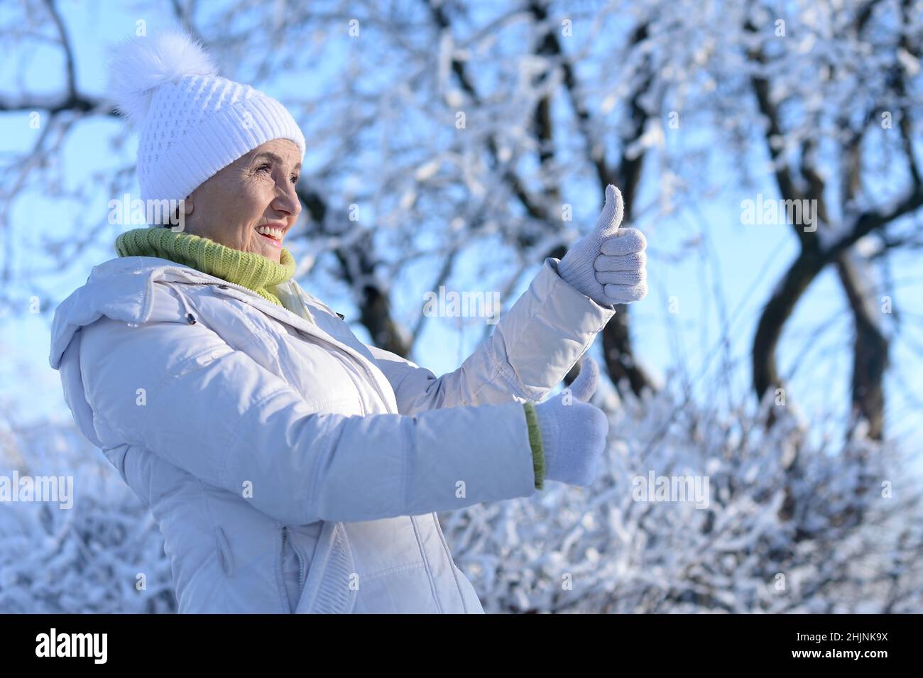 Thumbs up old senior woman hi-res stock photography and images - Alamy