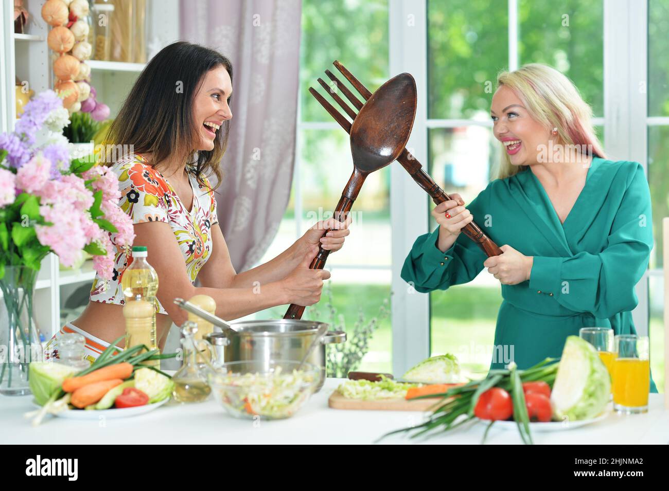 Women fighting hi-res stock photography and images - Alamy