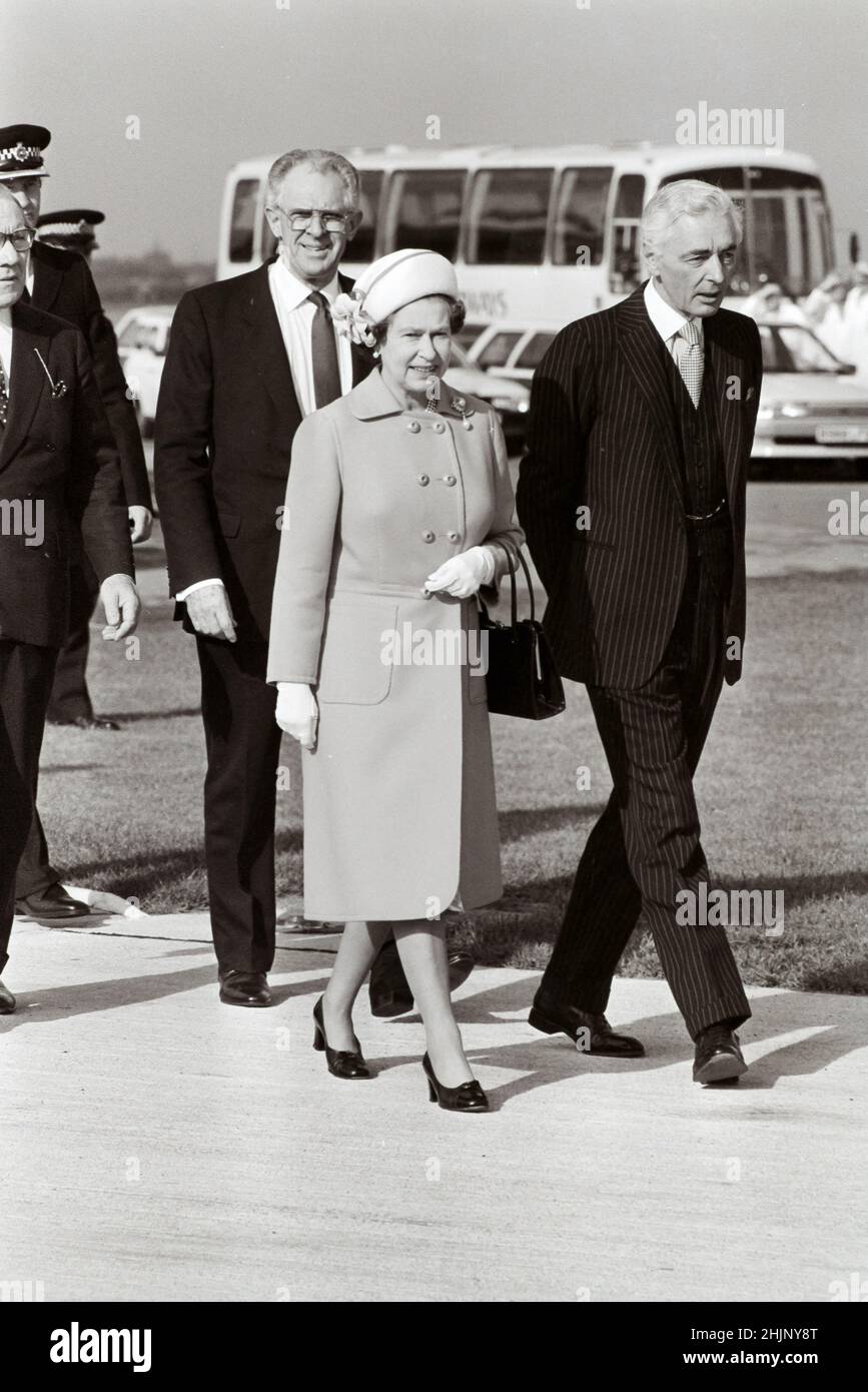 Queen Elizabeth II at Heathrow Airport October 1985 Stock Photo - Alamy