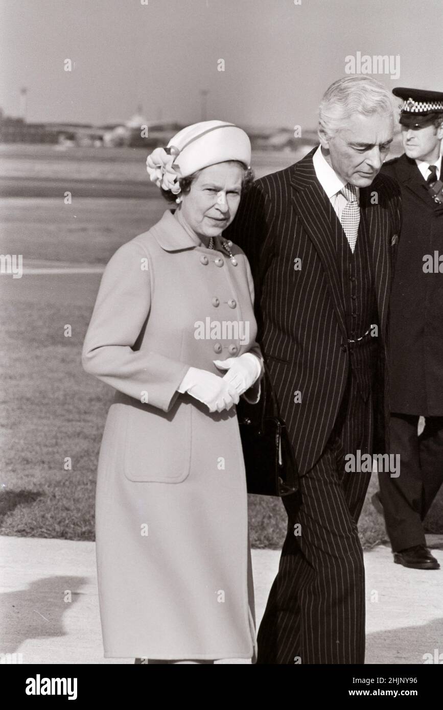 Queen Elizabeth II at Heathrow Airport October 1985 Stock Photo - Alamy