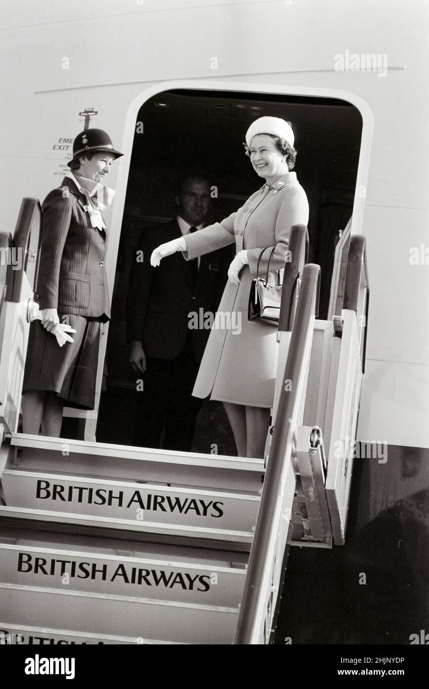 Queen Elizabeth II at Heathrow Airport October 1985 Stock Photo - Alamy
